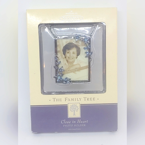 Hallmark | Accents | New Hallmark Family Tree Close In Heart Hanging ...